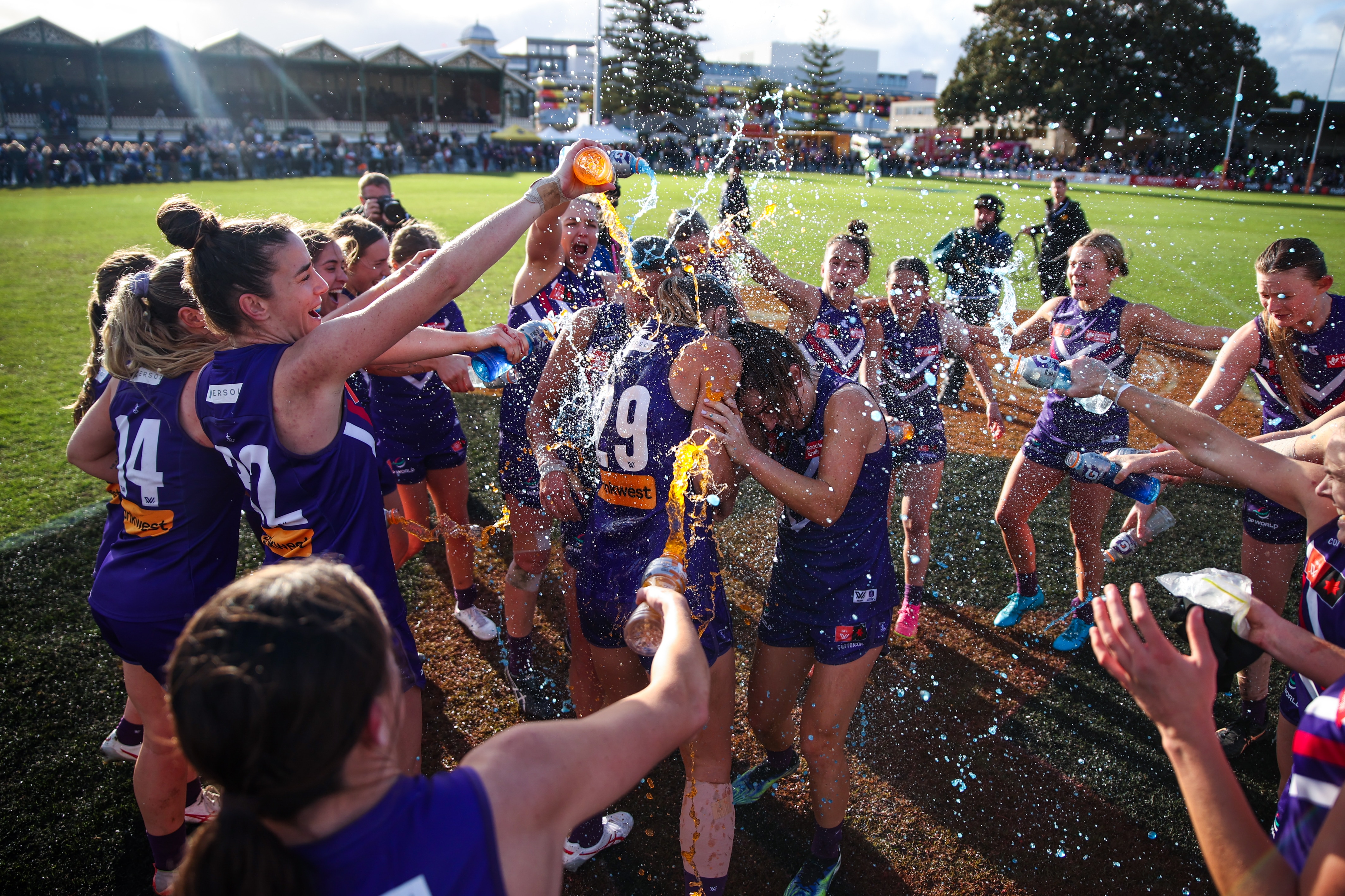 25 sign on for future at Fremantle!