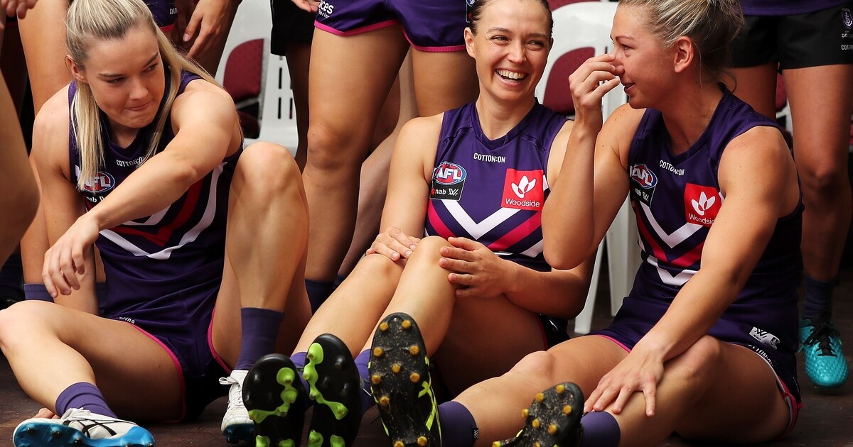 AFLW 2022 Media - Fremantle Team Photo Day