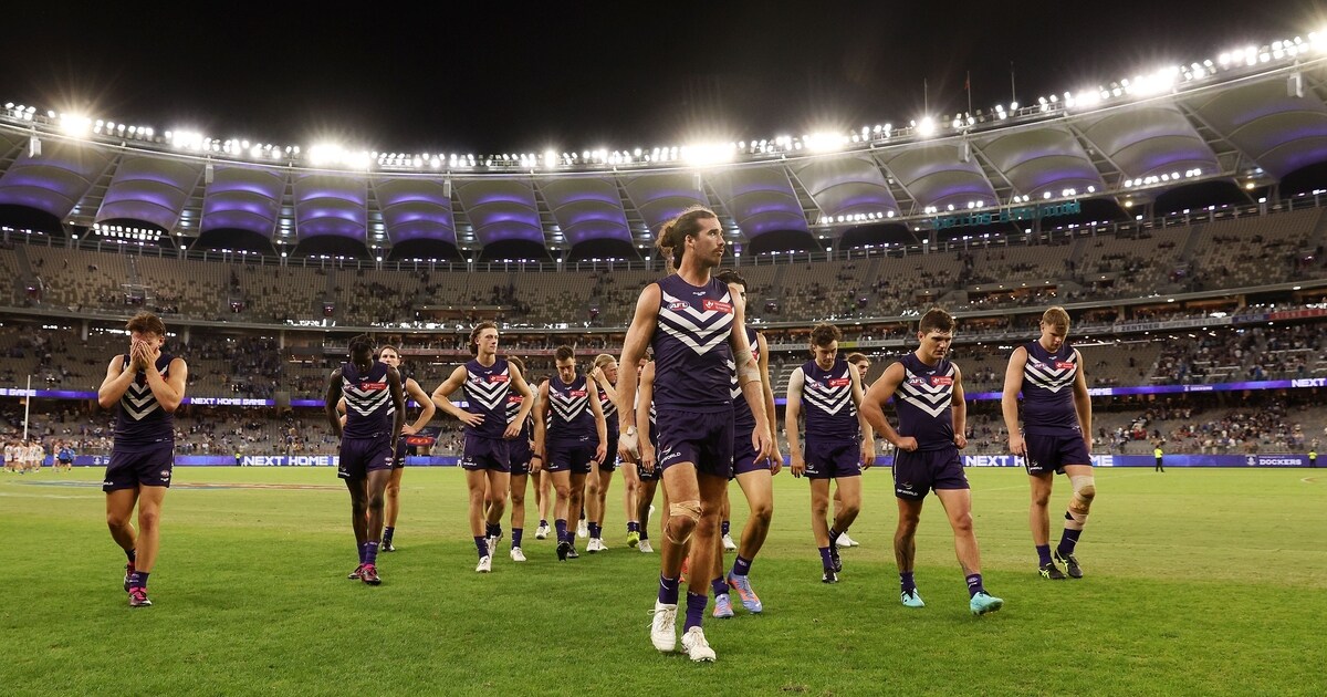 Freo go down to Roos in frantic finish