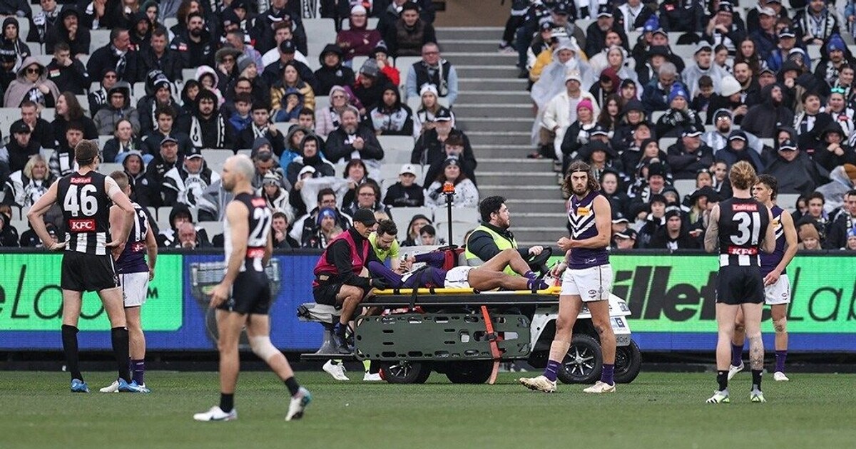 Walker stretchered off with knee injury