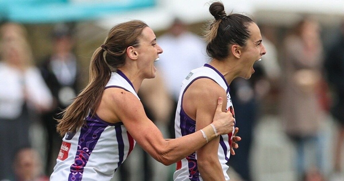 Stannett snaps her first AFLW goal!