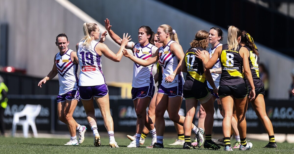 Fast-starting Freo hold on late to topple Tigers