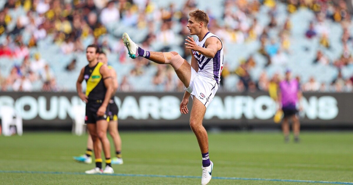 Jeremy Sharp kicks a goal and celebrates as he tugs his jumper!