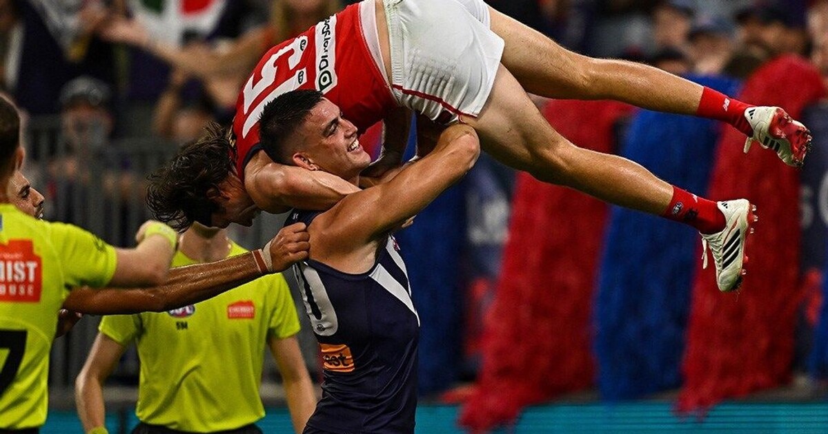 Prancing Pony lifts Demon like a barbell in wild scenes